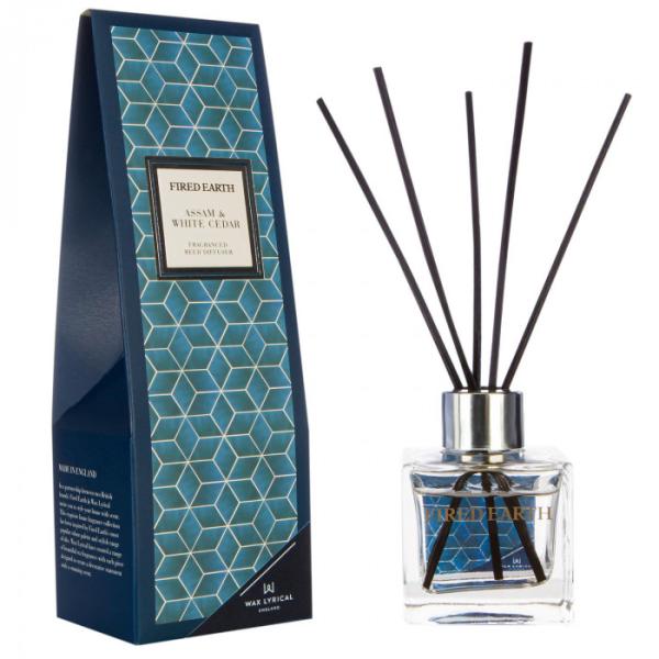 シトラスと洋ナシ、プラムのさわやかでフルーティーな香りに、フリージア、ジャスミン、ヒヤシンスの贅沢なフリーラルが、パチョリとアンバーのベースに美しくブレンドされた香り。エッセンシャルオイル配合。 生産国:イギリス 素材・材質:ガラス、紙、溶...