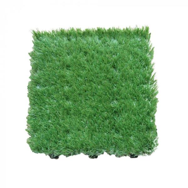 限りなく天然芝に近づいた。本物の芝生の様な見た目、感触を実現したリアル人工芝。素足で歩きたくなるやわらかさ。通常はロール状の人工芝をカットしジョイント式にした事で排水性、クッション性に優れています。 生産国:中国 素材・材質:PE(ポリエチ...