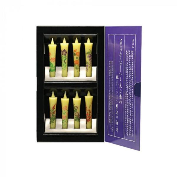源氏物語に登場する王朝の婦人たちは、四季の移ろいを愛おしみながら暮らしていました。見え隠れする月に胸を焦がし、折々の花に想いを豊かに重ねます。壮大な絵巻のあちこちに撒かれ、姫君たちの心と感情の波を象徴する花々を絵蝋燭にしました。 生産国:日...