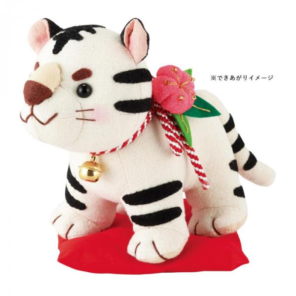 「福村弘美」先生デザインのかわいい干支(寅)ぬいぐるみキットです。 生産国:日本 商品サイズ:出来上がりサイズ(約):高さ15×幅11×奥行き14cm 仕様:初~中級者向デザイン:福村弘美 セット内容:表布(5種)、ちりめん(1種)、フェル...