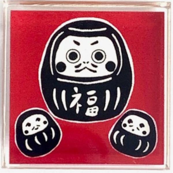 アクリルブロックにカラー印刷をして華やかで飾っても可愛いスタンプ。3体の親子だるまさんのデザインです。 生産国:日本 素材・材質:アクリル・スポンジ・ゴム 商品サイズ:W31×D15×H31mm 重量:14g　※サプライヤー直送品　　