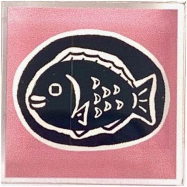 アクリルブロックにカラー印刷をして華やかで飾っても可愛いスタンプ。鯛がお皿にのっているデザインです。茶色のインクで押すとたい焼きに。 生産国:日本 素材・材質:アクリル・スポンジ・ゴム 商品サイズ:W31×D15×H31mm 重量:14g　...