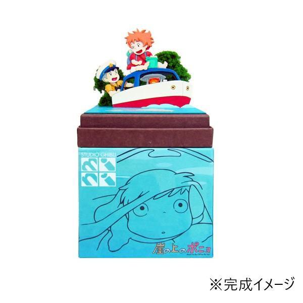 ポニョの魔法で大きくなったポンポン船に乗ってリサを探しにいくあのシーンです。54mm角のベースにステキなminiジオラマが完成します。 生産国:日本 商品サイズ:W60×D60×H60mm 仕様:(c)2008StudioGhibli-ND...