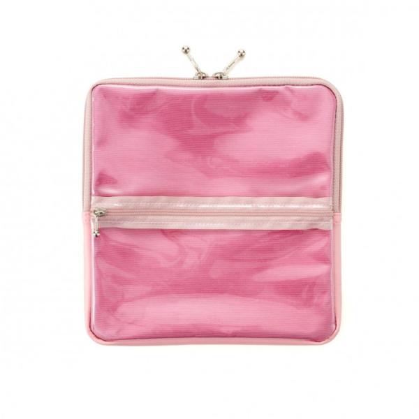 クリアな素材と布地を使用した爽やかなポーチ。中央についた左右開きのファスナーを開けるとなかは光沢のある生地を使った仕切りのないスペース。リフィルがパッケージ゛ごと収納できるので、使いかけや、これから使うものも余裕で持ち歩きが可能。外側にはフ...