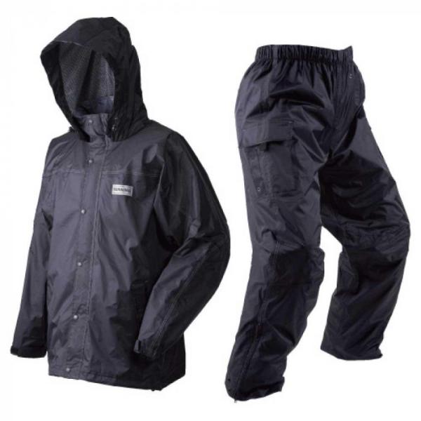 裏地に水の浸入を防ぐPVCラミネート加工をしています。肘、膝部分は3Dカットにより動かしやすいです。 生産国:中国 素材・材質:表地:ポリエステル100%(PVCラミネート)裏地:ポリエステル100% 商品サイズ:適応身長:175-185c...