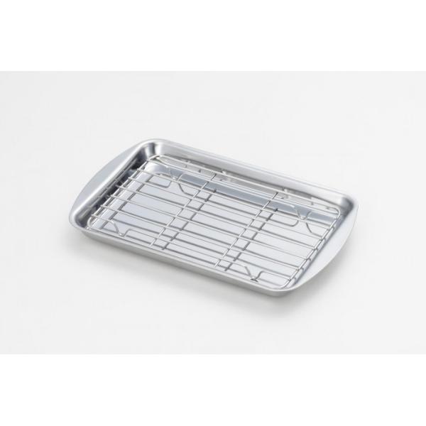 天ぷらやから揚げ、串カツやお弁当のおかずなど、少量の揚げ物調理に便利なバットです。 生産国:日本 素材・材質:バット:18-0ステンレス、アミ:18-8ステンレス 商品サイズ:242×156×20mm 重量:193g　※サプライヤー直送品　　