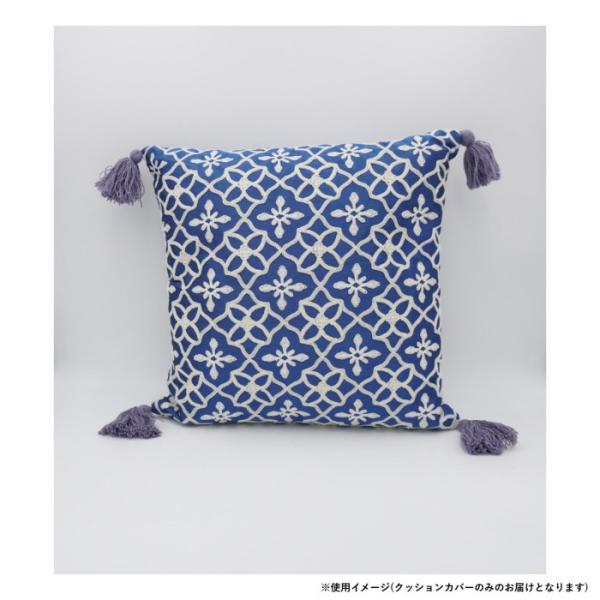 インテリアとしてもお部屋に華を添えてくれる、おしゃれなクッションカバーです。 生産国:インド 素材・材質:本体:綿100%、刺繍糸:アクリル100% 商品サイズ:45×45cm　※サプライヤー直送品　　