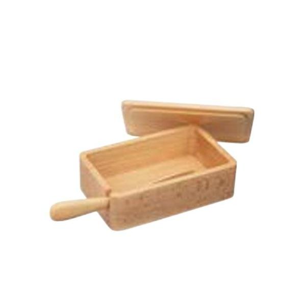 木製のバターナイフ付です。 生産国:ベトナム 素材・材質:木(ウレタン塗装) 商品サイズ:本体:15×9.7×5.3cm、ナイフ:17.5×2.7cm　※サプライヤー直送品　　