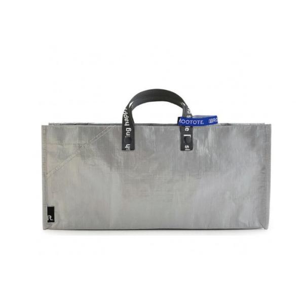 みんなが集まるシーンにピッタリ。オードブルやお寿司・ピザなどをスマートに持ち運べる「テイクアウェイルー」です。真ん中で折りたためば、大きなものだけでなくドリンクや調味料なども運べるトート型になります。 生産国:中国 素材・材質:ポリエチレン...