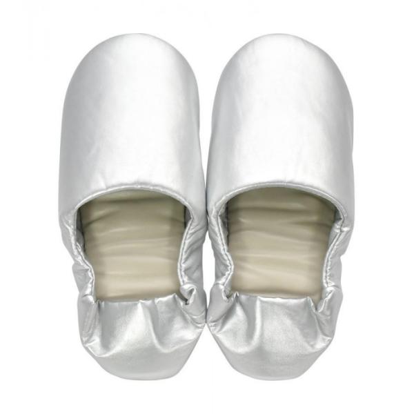 バブーシュ型デザインの2WAY仕様、コンパクトに畳める携帯スリッパです。定番カラーなので学校などの公共の場ではもちろん、旅行などカジュアルなシーンでも活躍します。 生産国:中国 素材・材質:PUレザー、ポリエステル 商品サイズ:約23.0~...