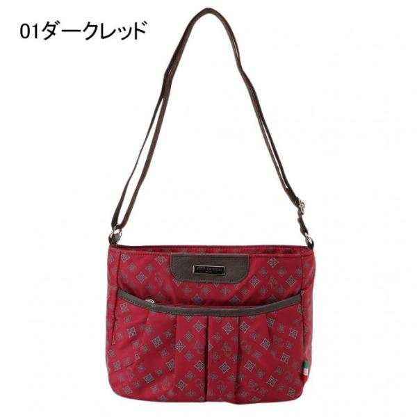 モノグラムのプリントが入った、人気のシリーズです。正面には、タック入りの大きなファスナーポケットが付いていて、小物の管理も楽々!背面には、便利なキャリーオン用ベルト付! ベルトにキャリーカートのハンドルを通して、キャリーにセットアップができ...