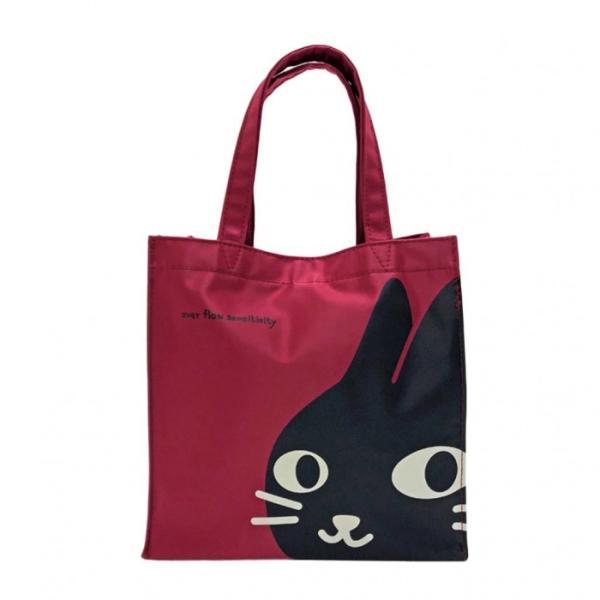 猫の大きな顔プリントがかわいい縦型トートバッグ。軽量で、雨の日でも使いやすくお手入れも楽々。中には取り外し可能な底敷が付いているので、重たい物を入れてもきれいな形をキープしてくれます。バッグ本体も自立して置くことができます。A4サイズ・50...