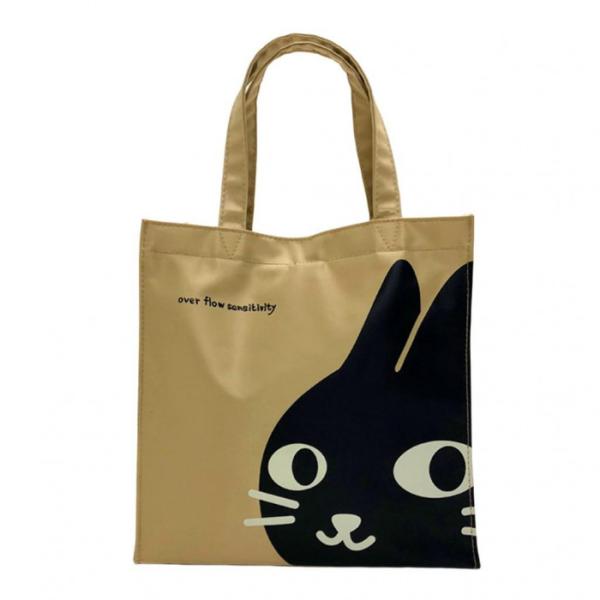 猫の大きな顔プリントがかわいい縦型トートバッグ。軽量で、雨の日でも使いやすくお手入れも楽々。中には取り外し可能な底敷が付いているので、重たい物を入れてもきれいな形をキープしてくれます。バッグ本体も自立して置くことができます。A4サイズ・50...