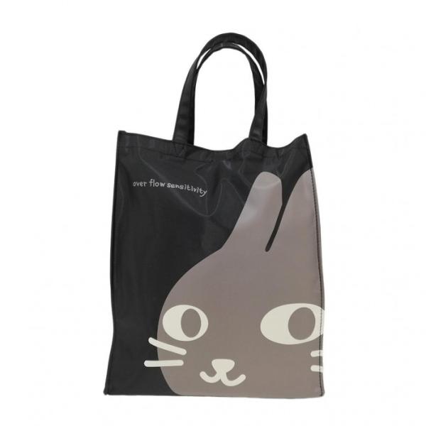 猫の大きな顔プリントがかわいい、縦型トートバッグ。軽量で、雨の日でも使いやすくお手入れも楽々。中には取り外し可能な底敷が付いているので、重たい物を入れてもきれいな形をキープしてくれます。バッグ本体も自立して置くことができます。A4サイズ・5...