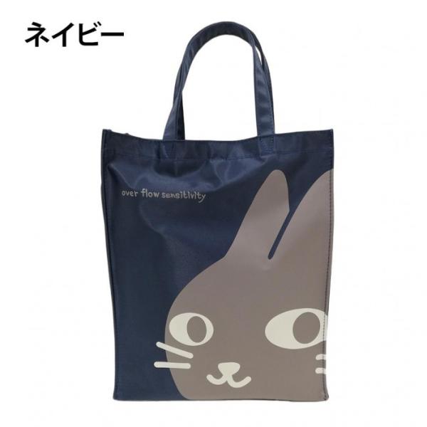 猫の大きな顔プリントがかわいい、縦型トートバッグ。ナイロンなので軽量で、雨の日でも使いやすくお手入れも楽々。中には取り外し可能な底敷が付いているので、重たい物を入れてもきれいな形をキープしてくれます。バッグ本体も自立して置くことができます。...