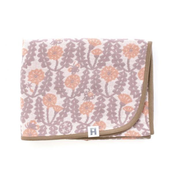 動物、昆虫、植物、風景、それら全てに物語を込めて作家が手彫りで描いたユニークでやさしい世界を、今治のタオル職人が熟練の技術で色彩豊かに織り上げました。人々の日常にあたたかな空気と笑顔をもたらすタオルです。肌寒い時のひざ掛けや、お部屋のアクセ...