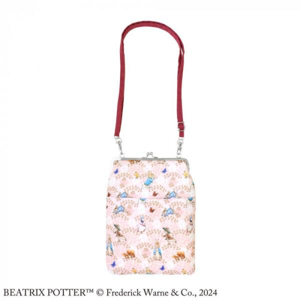 大判サイズの御朱印帳が2冊余裕をもって入れられます。またクッション素材を使用しているので、大切な御朱印帳を大事に安心して持ち運びができます。前ポケットがついているので、リーフレットや案内図なども出し入れしやすくなっております。紐の長さも調整...