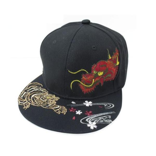 インパクトのある刺繍が目を引くフラットキャップです。注目されること間違いなしの商品です。 生産国:中国 素材・材質:綿 商品サイズ:フリー(調整可能)　※サプライヤー直送品　　