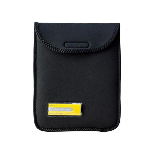 クッション素材が優しく端末を保護する、軽量タイプのPCケース。出し入れしやすいフラップタイプ。フラップ部の縫製ラインで折り曲げ部を強化。開け閉めが簡単な面ファスナー。厚みやサイズによって調整できます。名前ポケット付き。台紙裏面に名前などを記...