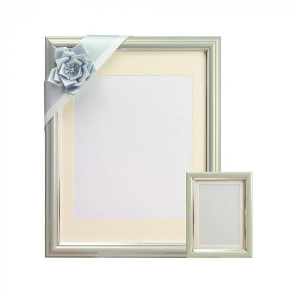 八〇判は写真が見やすい無反射樹脂タイプ・リボン付きです。 生産国:ベトナム 素材・材質:本体:樹脂製、面材:八〇(無反射樹脂)、L判(ガラス) 商品サイズ:【外寸】八〇:340×430mm、L:130×169mm 重量:八〇:700g、L:...