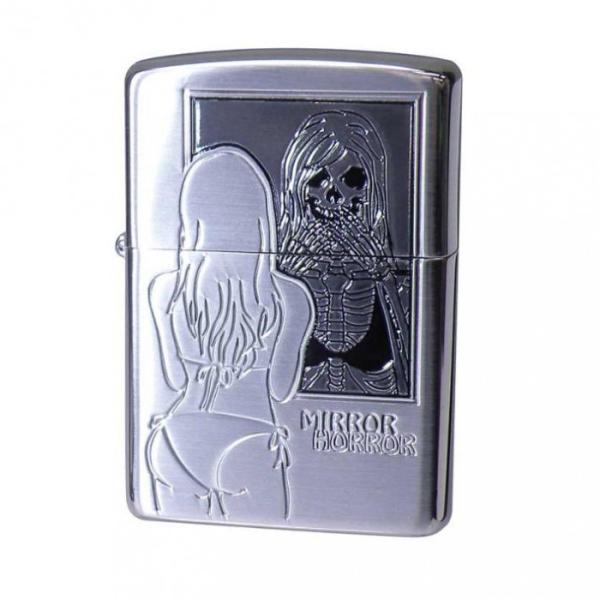 ペンギンライターオリジナルZIPPOより「鏡」を取り巻くオカルトホラーがデザインされたおしゃれなライターです。水着姿のセクシーギャルがふと見た鏡に映ったのは、乙女の柔肌ではなく更にその内側。マスキングとメッキ、磨き方の組み合わせを工夫して、...