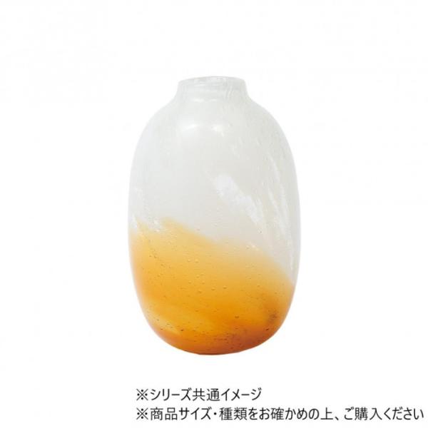 職人によって手作業で作られたガラス花瓶です。1つ1つ形や色などは異なり、生花にもグリーンにもドライにも合わせやすいデザインです。 生産国:中国 素材・材質:ガラス 商品サイズ:Φ10×H15.5cm、口径:Φ3cm　※サプライヤー直送品　　