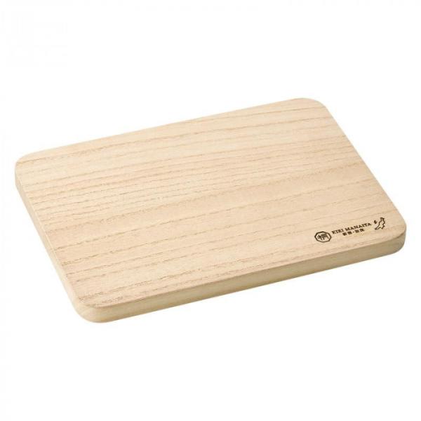 木肌の温かみや美しさはそのままに、加茂の桐タンス職人が1枚1枚丁寧に仕上げました。果物やスイーツをカットする時などにちょうどいいテーブルサイズのまな板です。軽く、水切れも良い桐はまな板に最適な素材。弾力性があり、包丁の刃にも優しいまな板です...