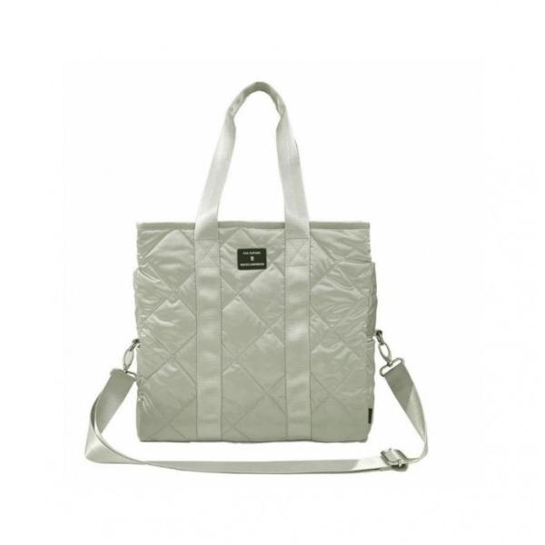 大きい荷物やたくさんの荷物を運べる大容量サイズ。13インチPC、A4サイズの書類などがすっぽり入ります。天マチ付きのファスナー開閉で、中身を隠せて安心です。たくさんのポケットとたっぷりマチが便利です。 生産国:中国 素材・材質:表地・裏地・...