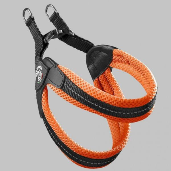 小型犬用に設計されたハーネスです。背中のバックルは簡単に着脱可能で、毎日の散歩やドッグラン、アジリティーなどの運動をする際に動きを妨げないシンプルな設計です。柔らかく触り心地の良いソフトメッシュ生地は軽くて通気性があり負担になりにくく、 光...