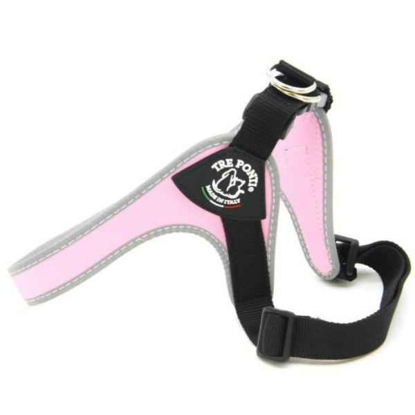 犬種の体型に合わせて胴回り部分の調節が可能なハーネスです。背中のバックルは簡単に着脱可能で、毎日の散歩やドッグラン、アジリティーなどの運動をする際に動きを妨げません。縁に光を反射するリフレクト素材を使用しているので夜間のウォーキングにも最適...
