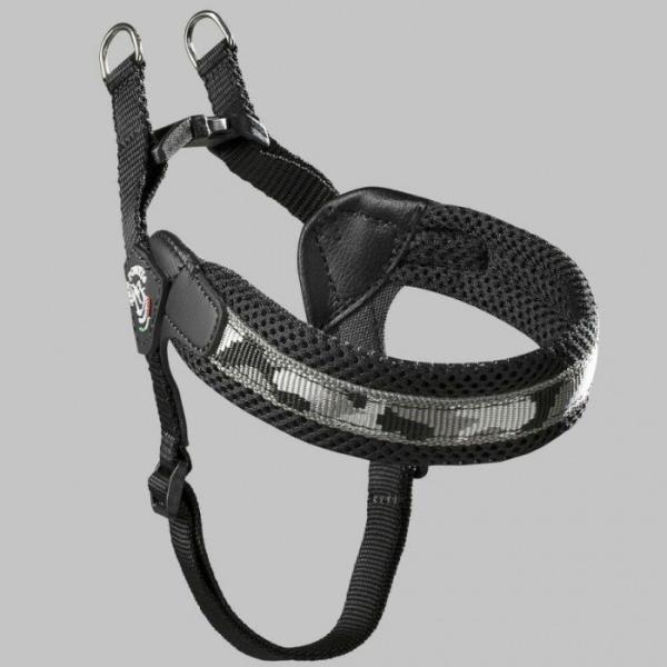 犬種の体型に合わせて胴回り部分の調節が可能なハーネスです。背中のバックルは簡単に着脱可能で、毎日の散歩やドッグラン、アジリティーなどの運動をする際に動きを妨げません。柔らかく触り心地の良いソフトメッシュ生地は軽くて通気性があり負担になりにく...