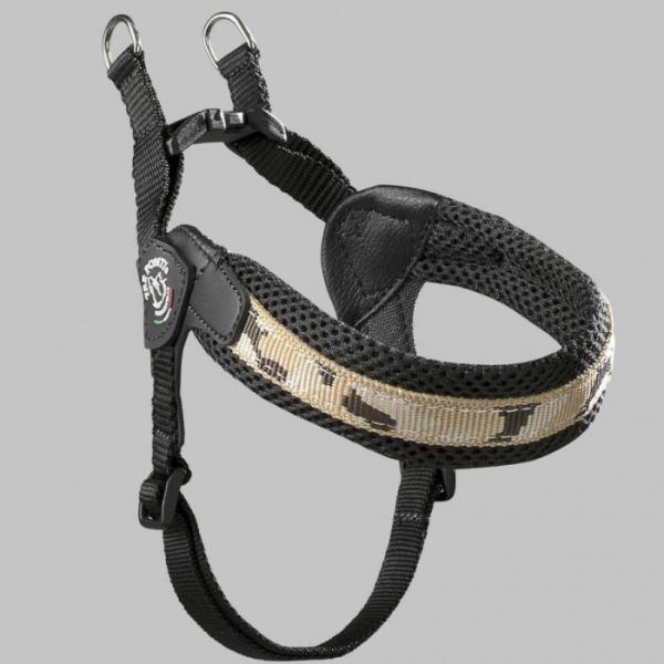 犬種の体型に合わせて胴回り部分の調節が可能なハーネスです。背中のバックルは簡単に着脱可能で、毎日の散歩やドッグラン、アジリティーなどの運動をする際に動きを妨げません。柔らかく触り心地の良いソフトメッシュ生地は軽くて通気性があり負担になりにく...