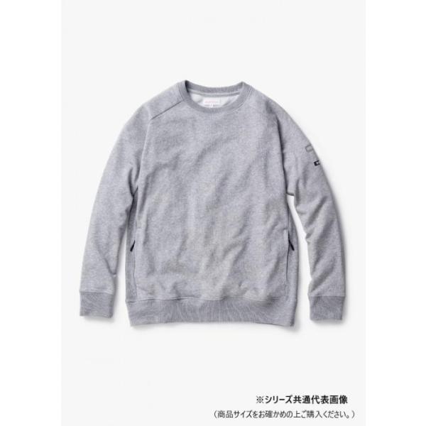 左袖にペン差しポケット(片玉縁ポケット)を採用。袋布が内側で遊ばないようステッチで叩き付け、表にはBEAMSDESIGNネームを玉縁から5cm下げ配置することでネームにペンクリップが干渉しないよう工夫しています。脇ポケットにはコンシールファ...