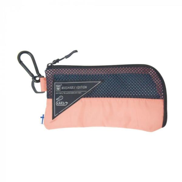 繰り返し使えるマスクは、使った後ポーチに入れたまま、直接触らず洗濯できます。おうちに帰ったら普段の洗濯物と一緒に洗って、いつでも清潔に。いつでも清潔に保ちたいアイテムだから洗濯できるととってもうれしい。カラビナが付いているから、お気に入りの...