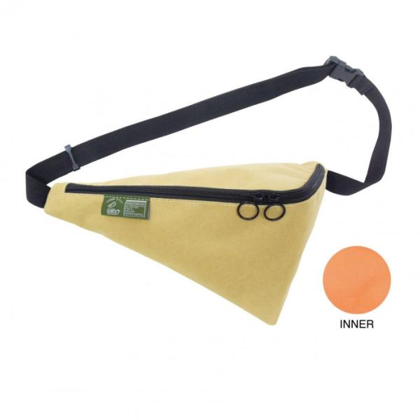 アシンメトリーな三角フォルムとベーシックカラーで、ユニセックスにお使いいただけるボディバッグです。斜めに掛けるベーシックな持ち方はもちろん、ウエストポーチにもなるので、コーディネートに合わせて様々な使い方ができます。メインポケットはダブルフ...