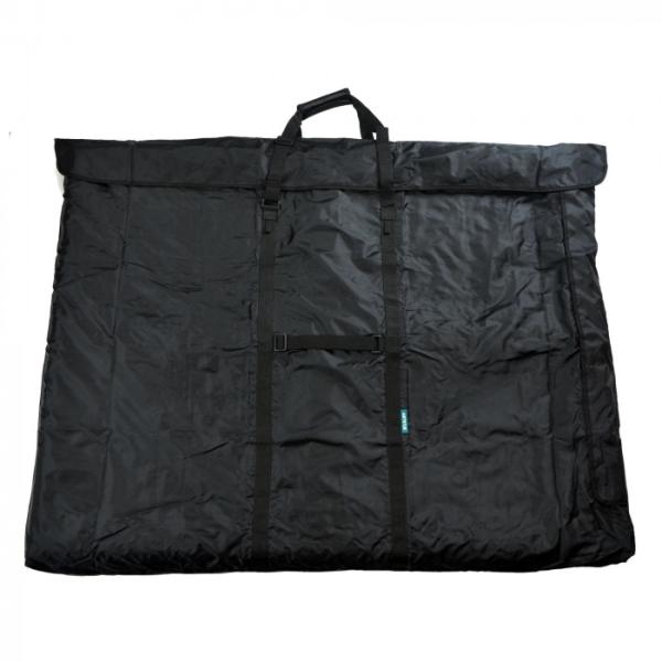 キャンバスがしっかり入り、持ち運びに便利なバッグです。肩当て付き。ストラップ部分の調整可能。フタ部分はマジックテープ留めです。 生産国:日本 素材・材質:合成繊維 商品サイズ:1180(W)×930(H)×100(マチ)mm　※サプライヤー...