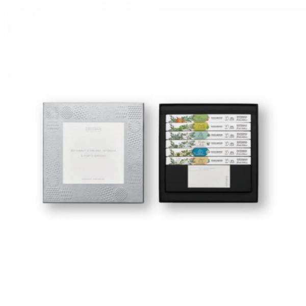 ショコラトリーに並ぶバトンショコラのような6種類のバトネ(お香)と温かみのある質感にESTEBANのロゴが刻印されたオリジナル香皿を組み合わせたコフレ。ESTEBANのエモーショナルな世界中の旅物語をお香でお楽しみください。 生産国:日本 ...