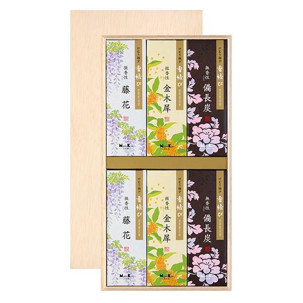 お線香のけむり・香りも慎ましやかに、手を合わせこころ結びあうひとときの清澄感を大切にした「香結び」シリーズ。三種類を詰め合わせにし、木箱に入った進物タイプです。現代のニーズに応え、煙がほとんどなく、香り控えめ(日本香堂製品比)です。 生産国...