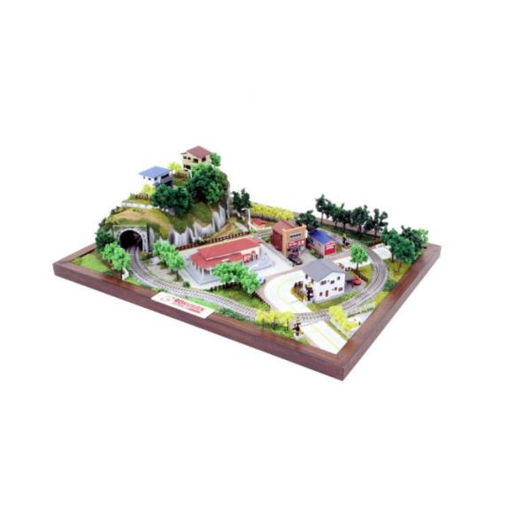 塗装済み完成品です。壁に飾るための紐や吊り具も同梱しています。車両を走行させて遊ぶ時は、壁から外して、コントローラー&amp;ポイント切り替えスイッチを取り付ければ、すぐに走行可能です。最小走行半径R95以上の車両に対応しています。小さなフ...