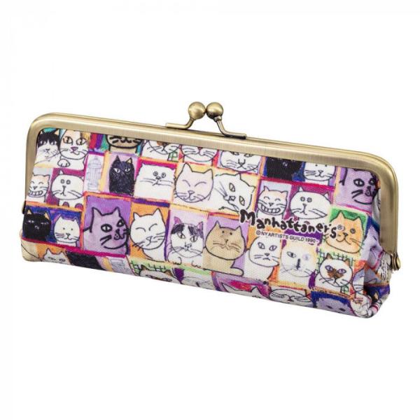 がま口タイプのメガネケースです。 生産国:中国 素材・材質:プラスチック・スチール・コットン 商品サイズ:内寸:約W160×D55×H32mm 重量:約70g 仕様:がま口タイプセミハードタイプ内張り:ベージュ鼻当:なし　※サプライヤー直送品　　