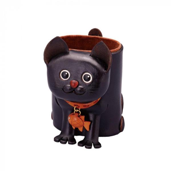 本革で作られた、黒ネコのメガネスタンドです。 生産国:日本 素材・材質:本革 商品サイズ:W75×D46×H100mm 重量:約120g 付属品:クリーナー、クロス　※サプライヤー直送品　　
