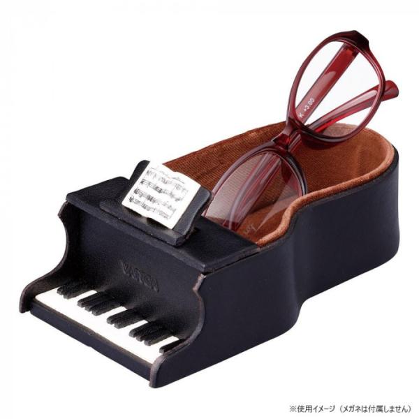 本革で作られた、ピアノのメガネスタンドです。 生産国:日本 素材・材質:本革 商品サイズ:W118×D55×H37mm 重量:約105g 付属品:クリーナー、クロス　※サプライヤー直送品　　