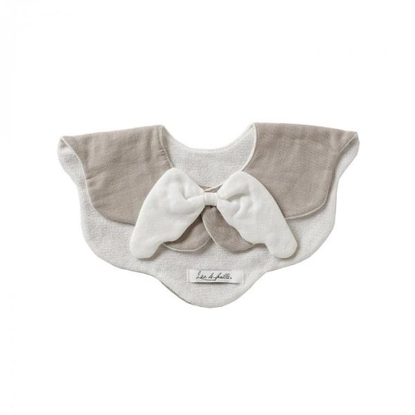 背面部分に天使の羽が付いた可愛いスタイです。前から見ても後ろから見てもとっても可愛いデザイン。 生産国:中国 素材・材質:表地・羽:綿100%、裏地:綿80%、ポリエステル20% 商品サイズ:首回り:300mm、平置き:約縦315×横約30...