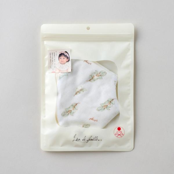 使いやすいシンプルで丸い形のスタイです。スナップボタンなのでワンタッチで留めやすい!ユーカリのイラストは、ママが赤ちゃんを大切に思う気持ちをイメージして優しいタッチで描きました。イラスト内のPlaisirはフランス語で「喜び」という意味です...