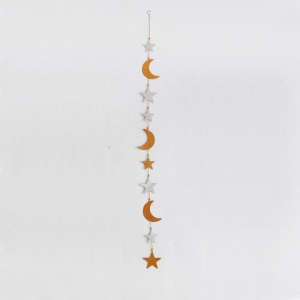 季節を問わずに使えるデザインにしているのでクリスマス以外の時にも飾っていただけます。リースフックで吊るしたり、壁に掛けたり使い方は様々です。子供部屋の飾りにもぴったりです。 生産国:フィリピン 素材・材質:TIN 商品サイズ:W5×L61c...