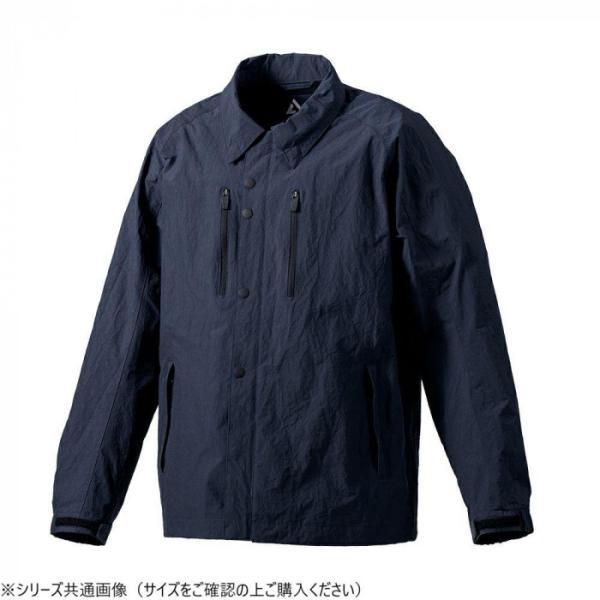 マットな質感のナイロンタスランに塩縮加工を施し皺感のある自然で落ち着いた表情の国産生地を採用。撥水加工を施しツーリング性能を向上。ラグランスリーブにしたことでオーソドックスなコーチジャケットと比較して肩回りが動かしやすくなっています。胸部、...