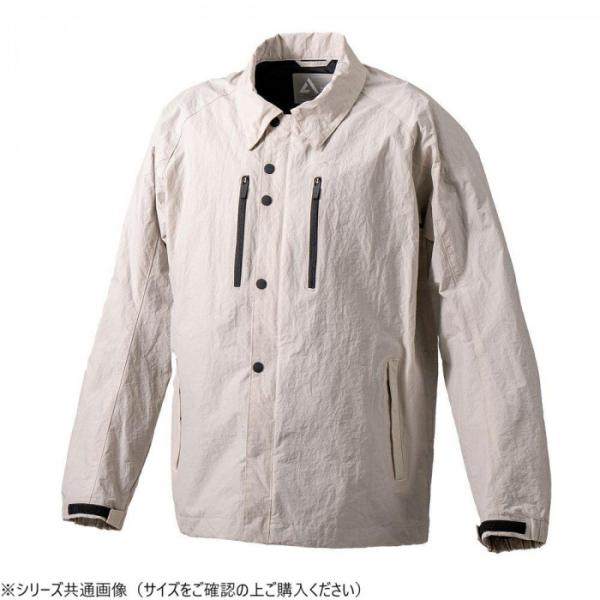 マットな質感のナイロンタスランに塩縮加工を施し皺感のある自然で落ち着いた表情の国産生地を採用。撥水加工を施しツーリング性能を向上。ラグランスリーブにしたことでオーソドックスなコーチジャケットと比較して肩回りが動かしやすくなっています。胸部、...