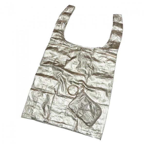 キラキラ輝くメタリックナイロンを使用した、お買い物の必需品、エコバッグです。専用のファスナー付ケースで収納にも困りません。付属の丸カンでバッグやポシェットにも吊り下げが出来ます。軽量のナイロン素材で、持ち運びもラクラク。エコバッグもお洒落に...