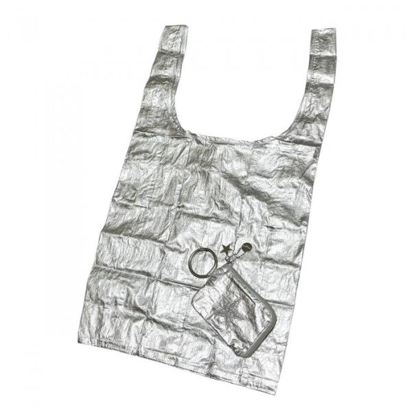 キラキラ輝くメタリックナイロンを使用した、お買い物の必需品、エコバッグです。専用のファスナー付ケースで収納にも困りません。付属の丸カンでバッグやポシェットにも吊り下げが出来ます。軽量のナイロン素材で、持ち運びもラクラク。エコバッグもお洒落に...