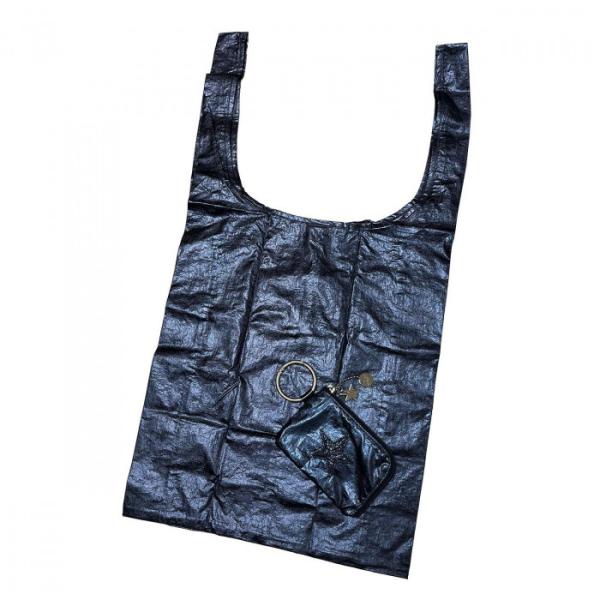 キラキラ輝くメタリックナイロンを使用した、お買い物の必需品、エコバッグです。専用のファスナー付ケースで収納にも困りません。付属の丸カンでバッグやポシェットにも吊り下げが出来ます。軽量のナイロン素材で、持ち運びもラクラク。エコバッグもお洒落に...